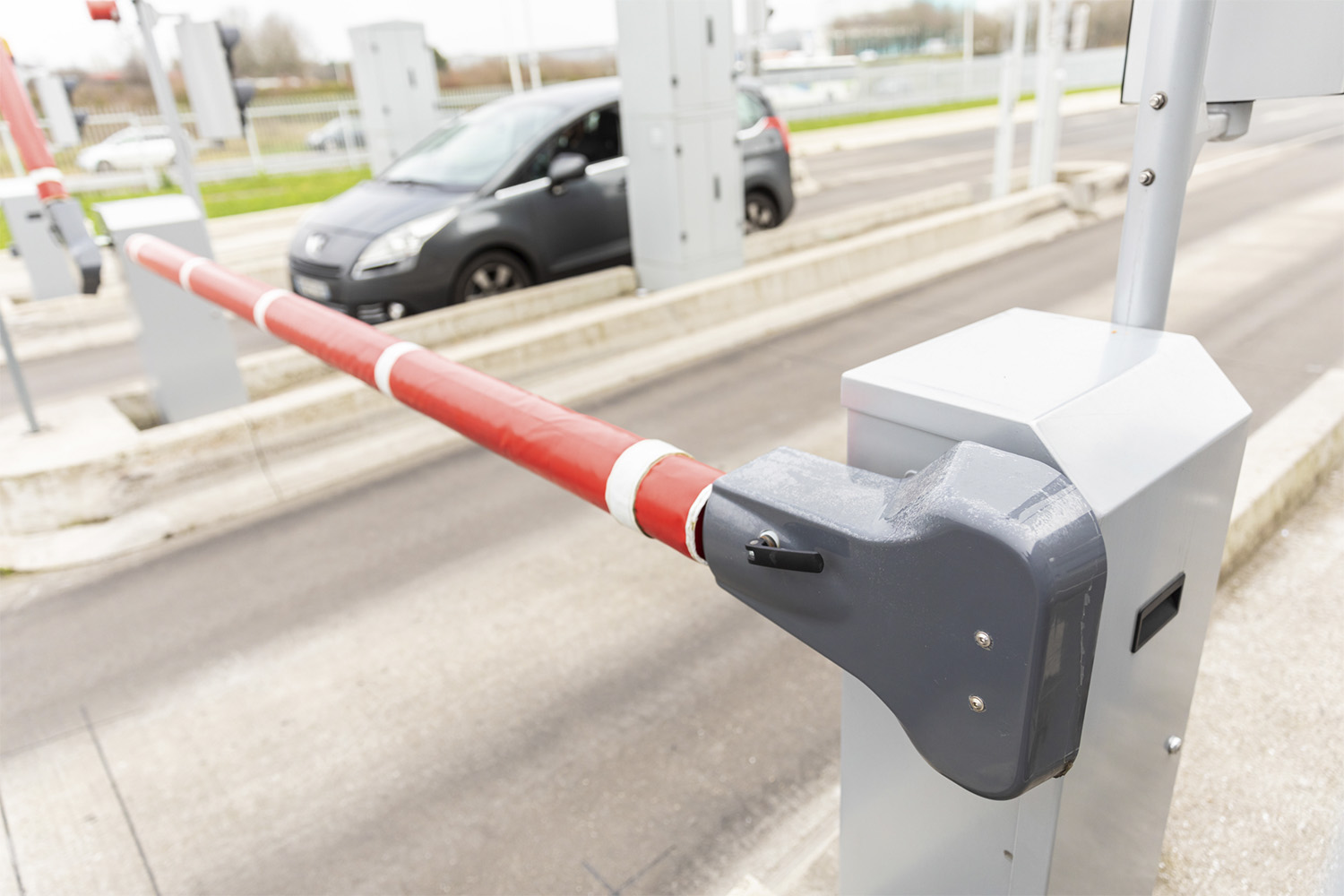 Sistema de reenganche automático para barreras de paso en peajes